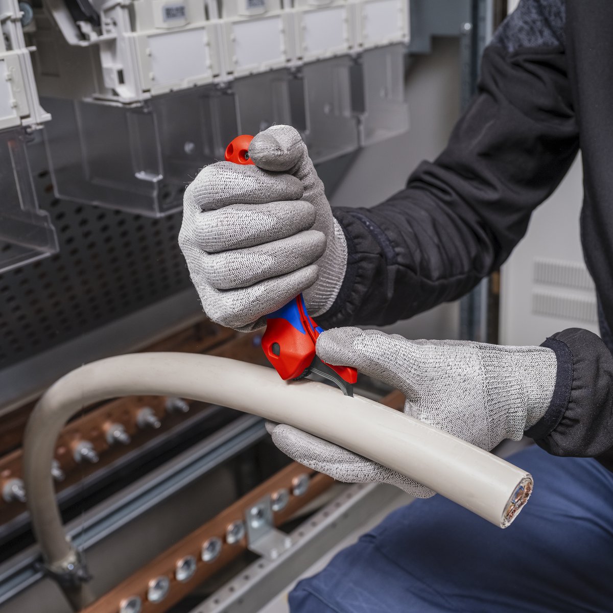 KNIPEX launches Stripping Knife with Guide Shoe and Ratchet Function