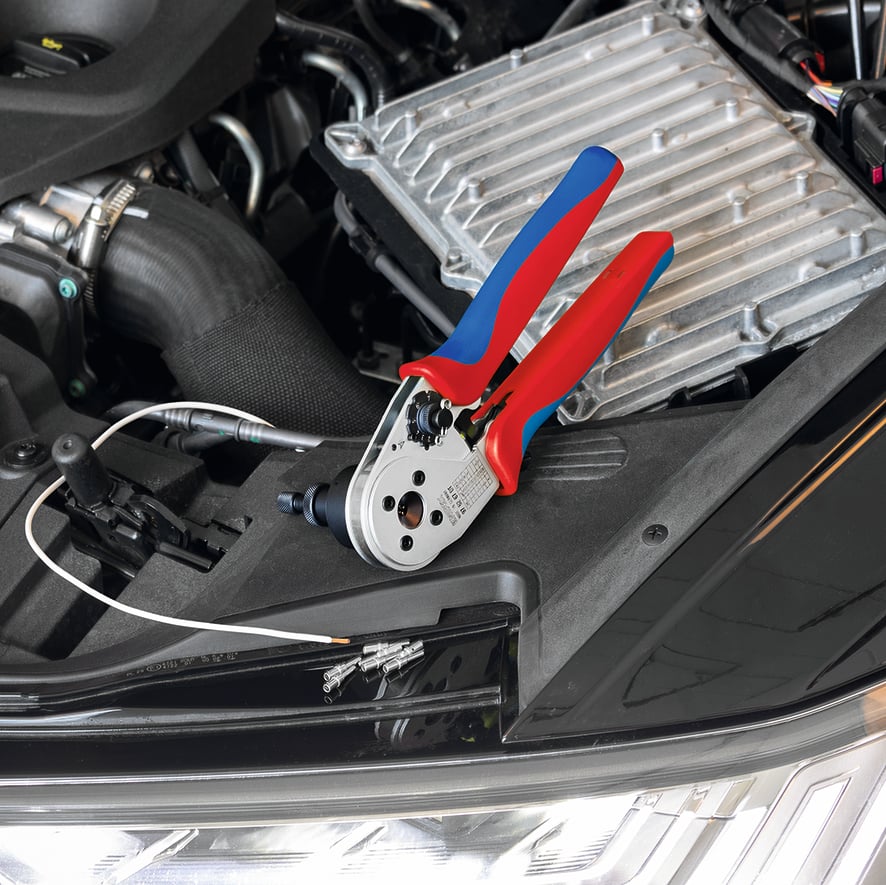 Four-mandrel crimping pliers for DEUTSCH contacts